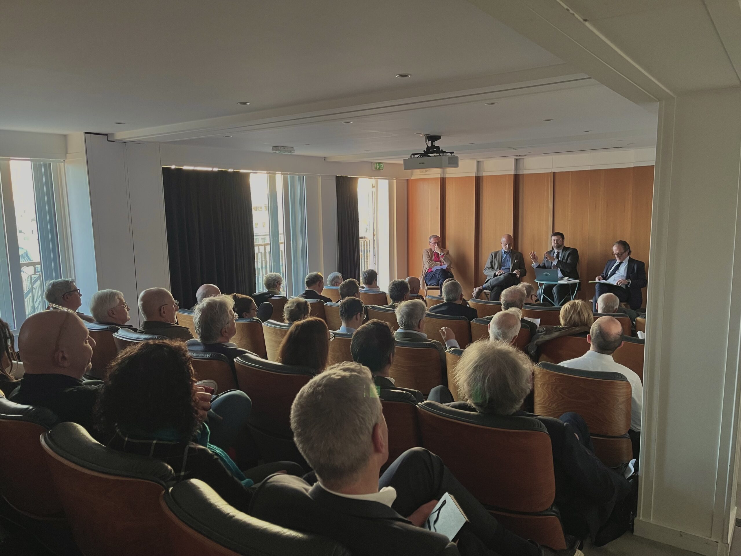 Table ronde "Guerre Géoéconomique : les Etats-Unis vont-ils eux-mêmes ...